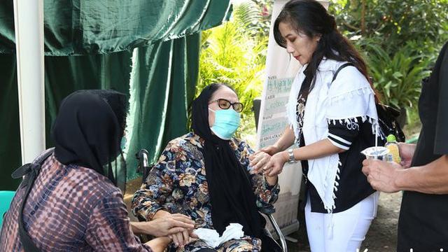 Bersahabat, Ini 6 Momen Histeris Connie Sutedja Takziah ke Rumah Duka ...