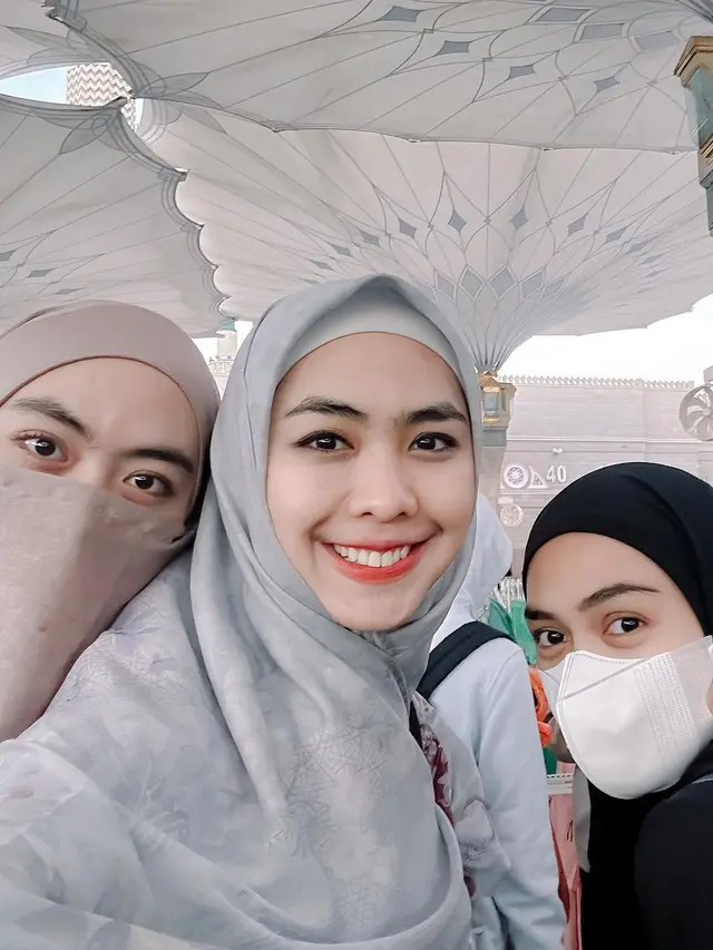 8 Potret Oki Setiana Dewi, Shindy Putri dan Ria Ricis Umroh Bareng ...