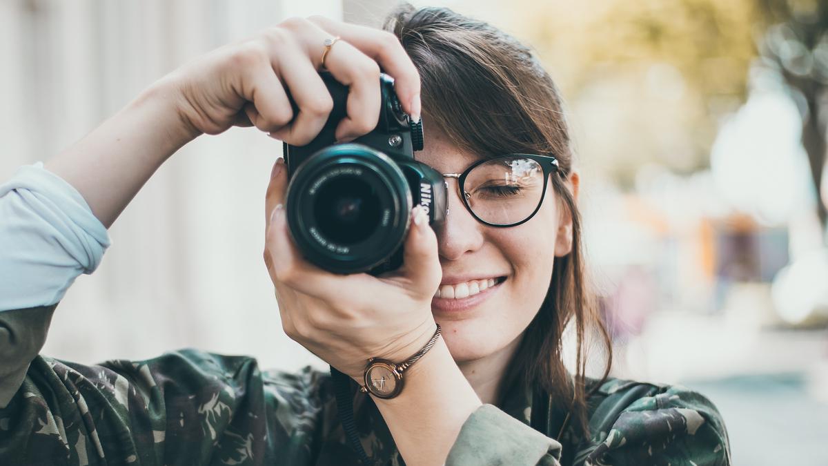 Ada Foto Keluarga di Meja Kerja, Seperti Ini Kepribadianmu! - Lifestyle ...