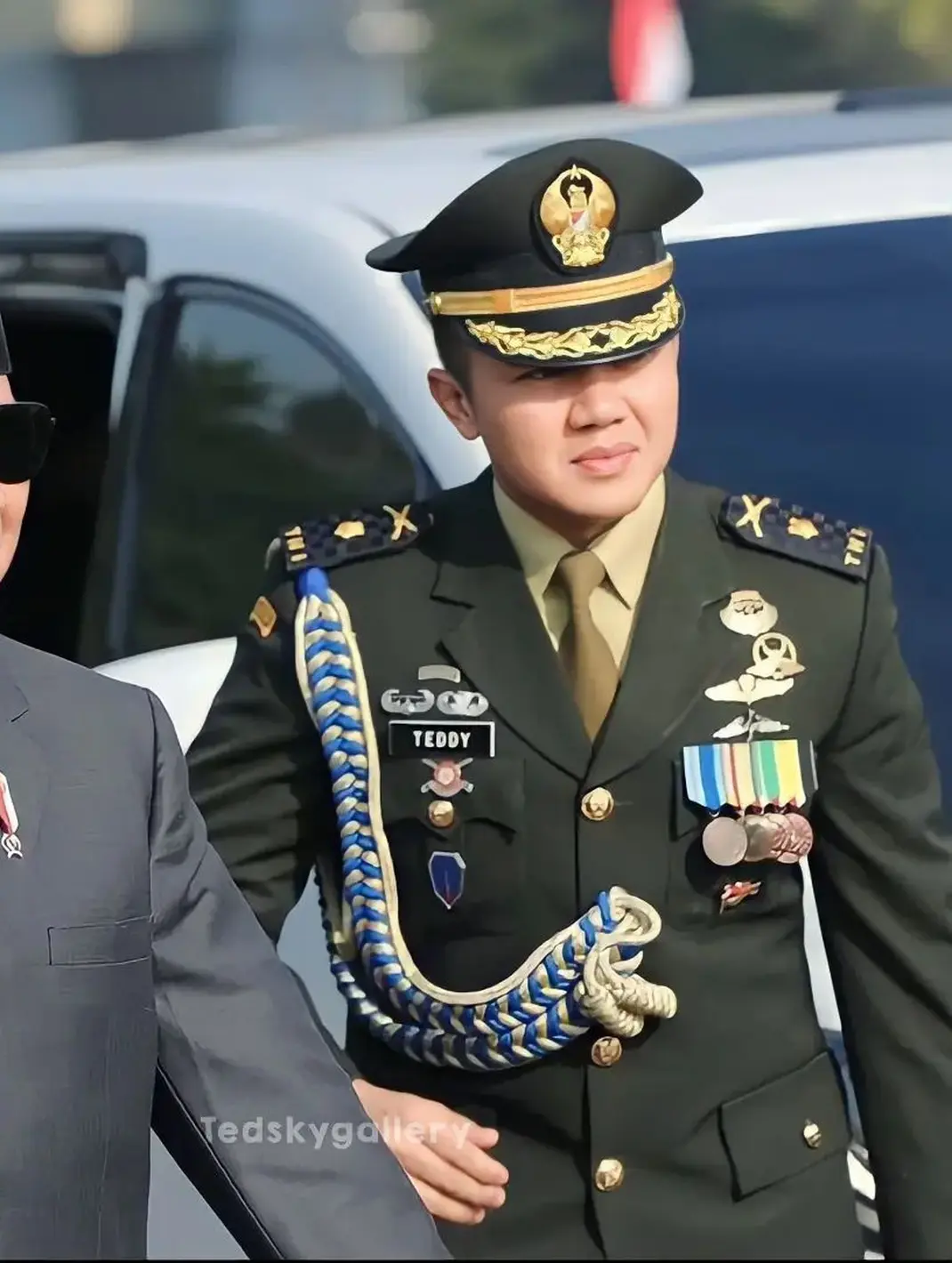 6 Potret Pesona Gagah Mayor Teddy, Ajudan Prabowo yang Sukses Curi Perhatian Netizen