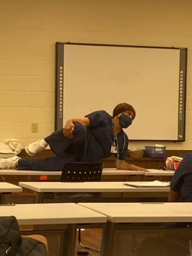 7 Pose Kocak Guru Saat Mengajar di Kelas, Bikin Enggak Konsen ...