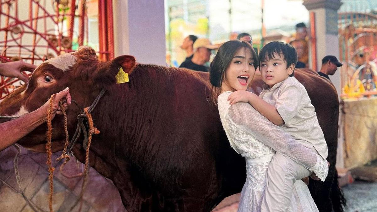 Haru Gala Sky ke Makam Orang Tua saat Idul Adha, Tuang Air Bunga ke ...