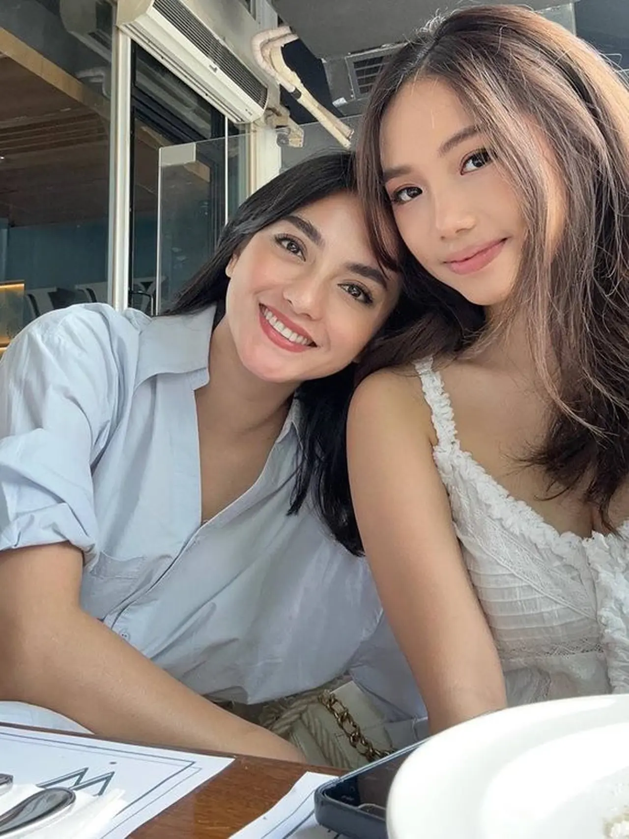 6 Potret Kebersamaan Ririn Ekawati dengan Putri Sulungnya - Entertainment Fimela.com