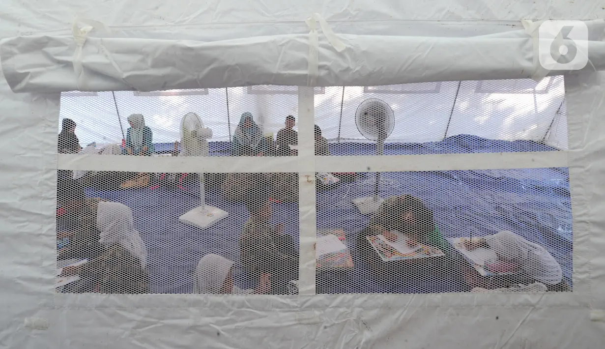FOTO: Murid Sekolah Khusus di Tangsel Ujian Dalam Tenda Darurat - Foto ...