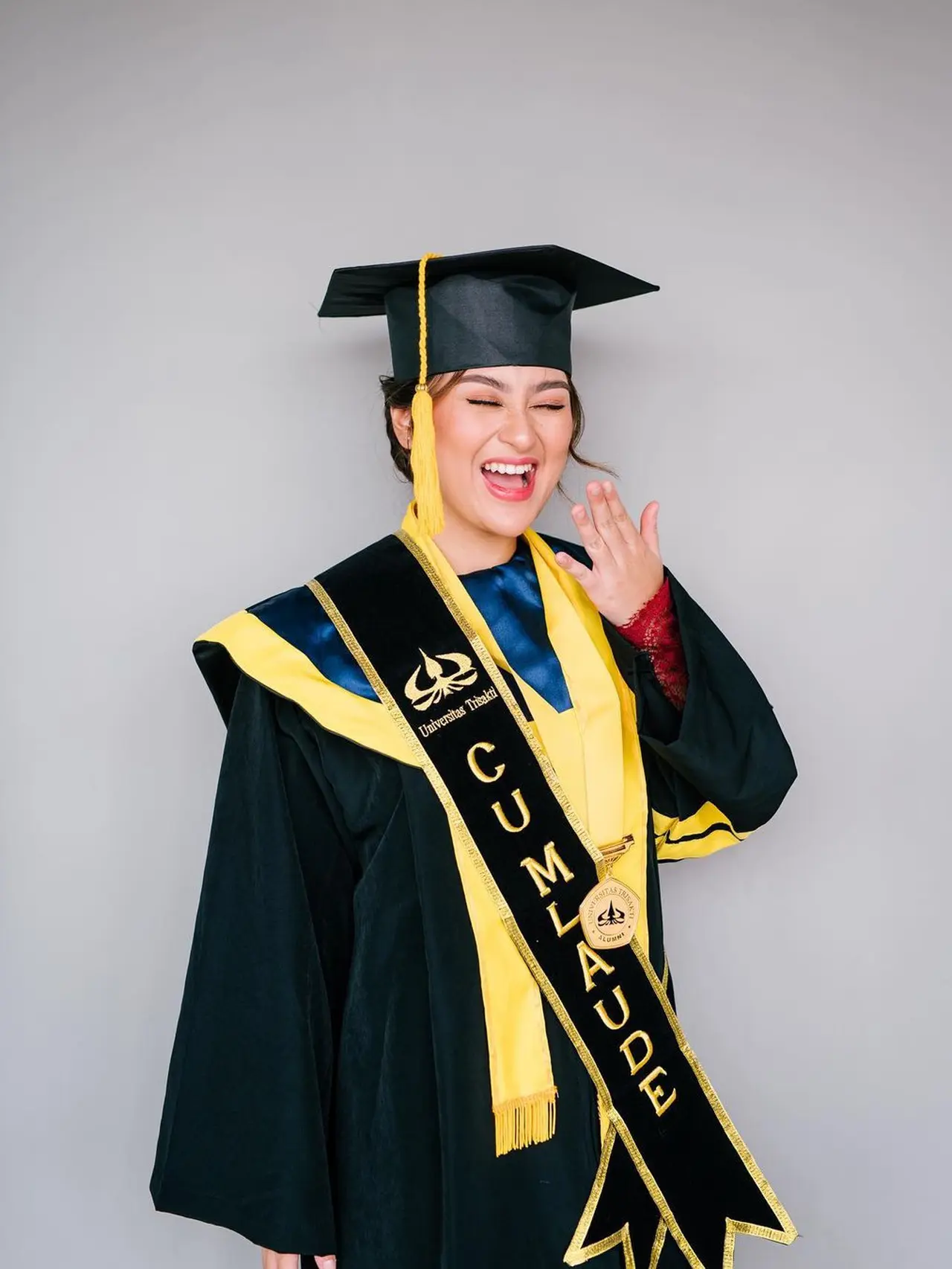 7 Momen Wisuda Memes Prameswari, Raih Gelar Magister dengan Predikat ...