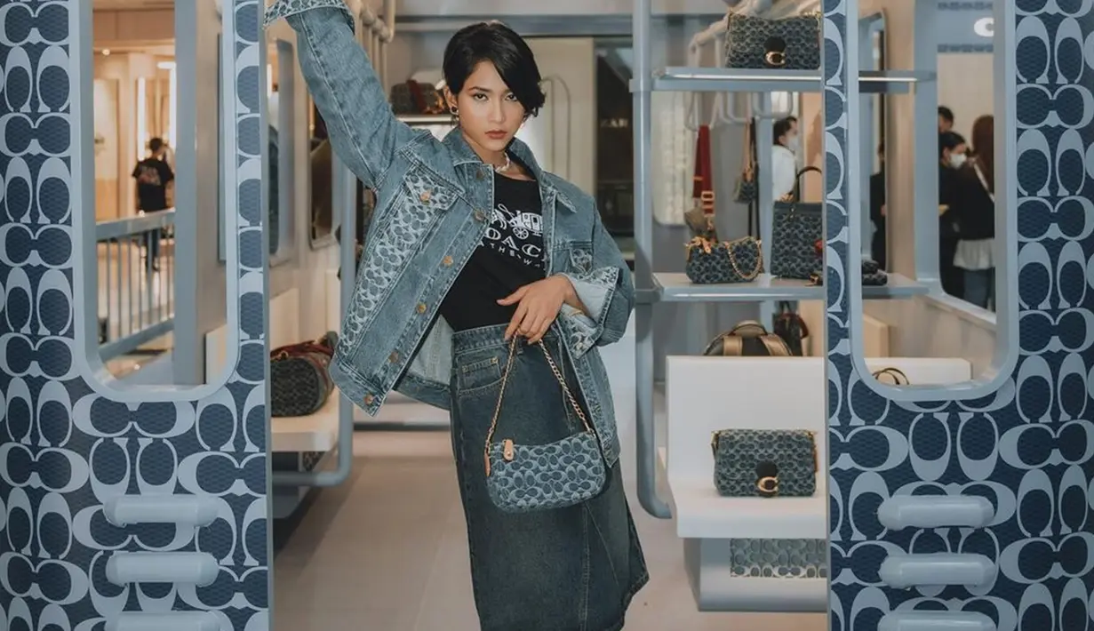 Pesona Aghniny Haque Kenakan Jaket Denim, Eye-catchy - Foto Liputan6.com