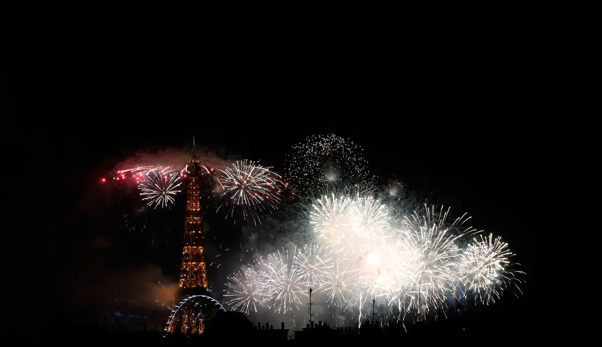 FOTO: Menara Eiffel Diguyur Kembang Api di Hari Bastille - Foto ...
