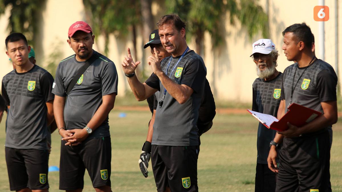 Roda Nasib, Cara Unik Pelatih Persebaya Menjaga Disiplin Pemain - Bola ...