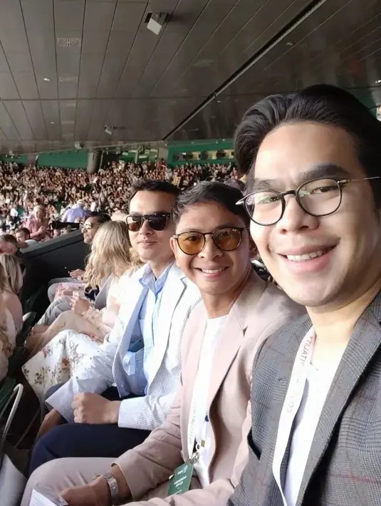 FOTO: Gaya Nicholas Saputra Saat Nonton Wimbledon, Bikin Gagal Fokus ...