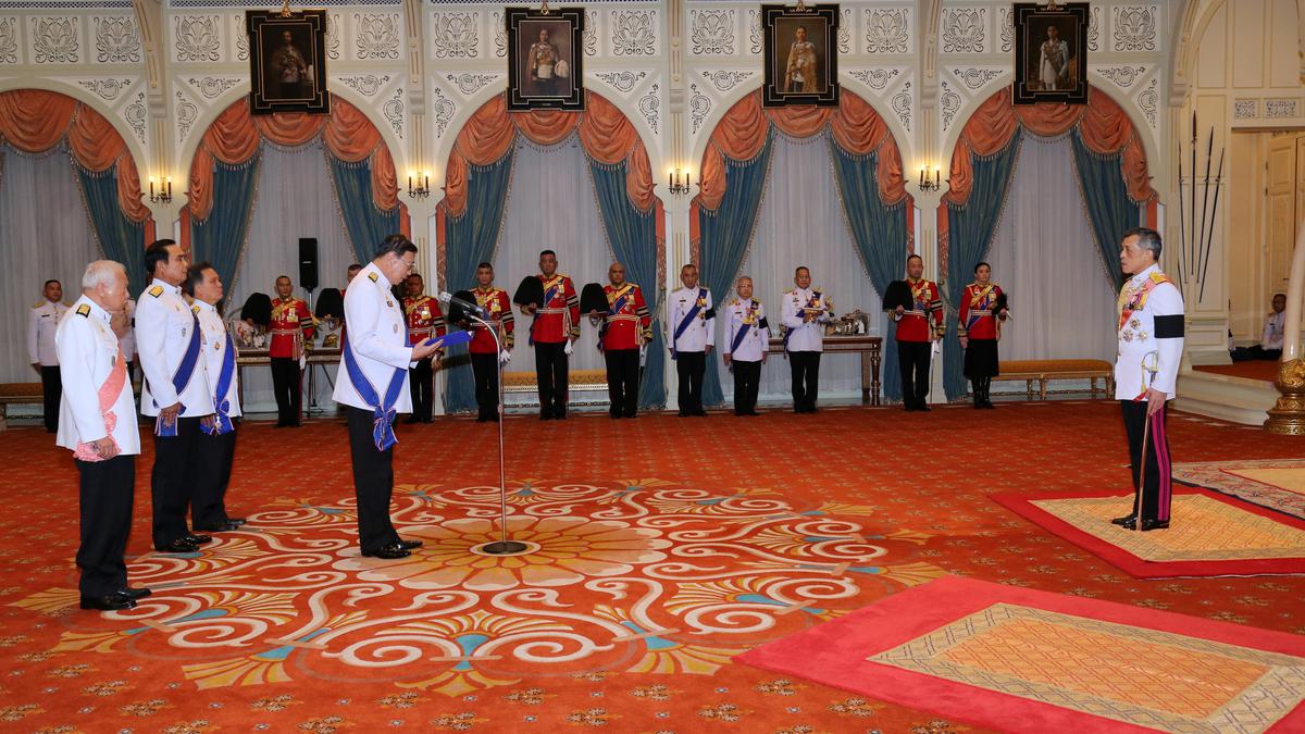 Putra Mahkota Maha Vajiralongkorn Resmi Jadi Raja Thailand - Foto ...