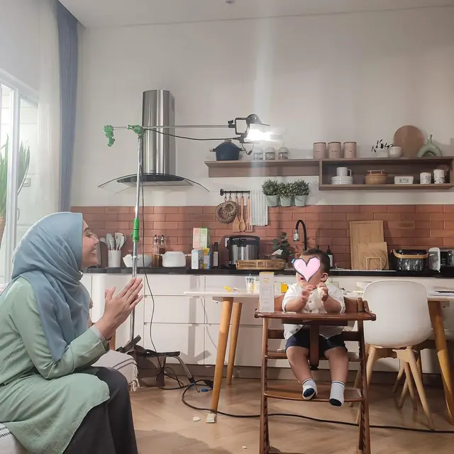 Anak Belum Genap 1 Tahun, Ini 6 Momen Zaskia Sungkar Syuting Iklan ...