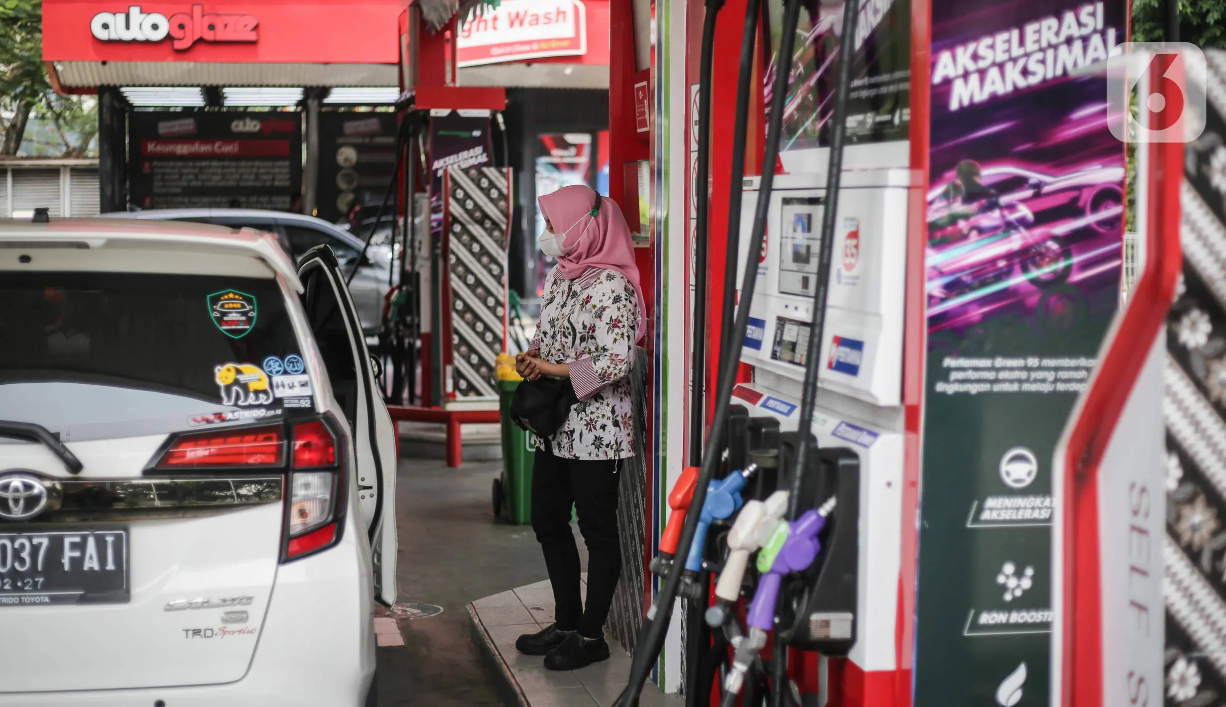 Peringati Hari Batik Nasional, Petugas SPBU ini Tampil Beda - Foto ...