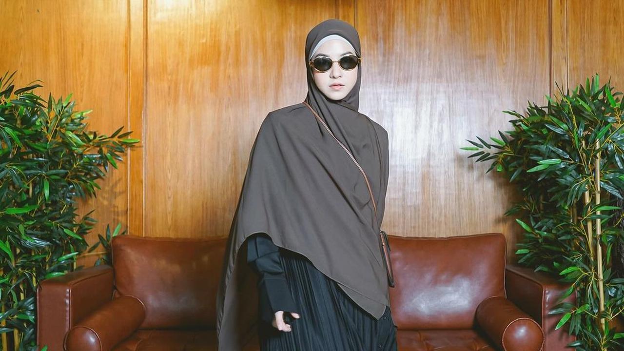 5 Tren Fashion Hijab Syar'i dan Modis ala Natasha Rizky, Cocok untuk ...
