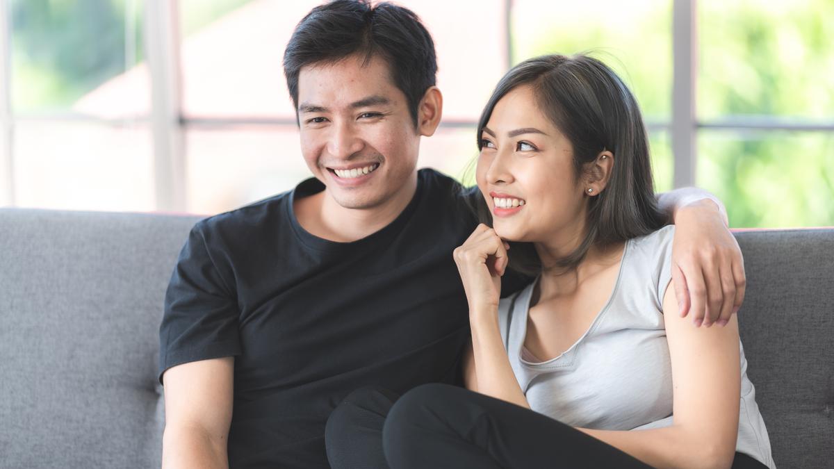 5 Tanda Pria Sebenarnya Sedang Merindukanmu - Relationship Fimela.com