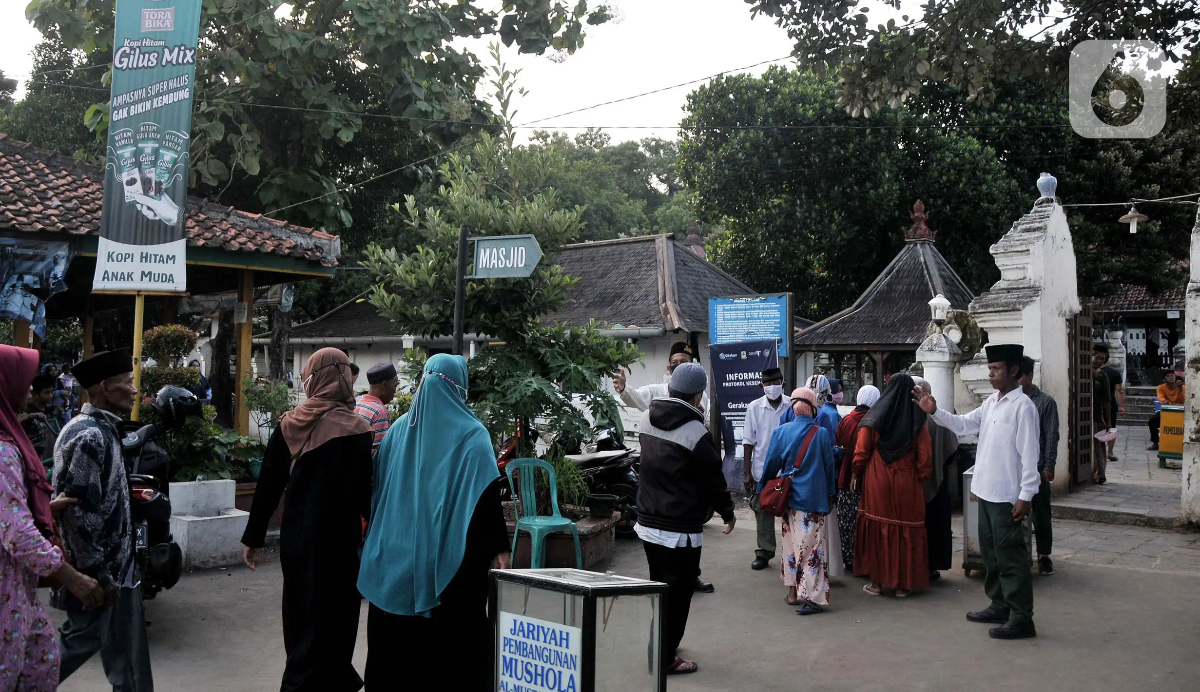 FOTO: Jelang Ramadhan, Makam Sunan Gunung Jati Ramai Didatangi Peziarah - Foto Liputan6.com