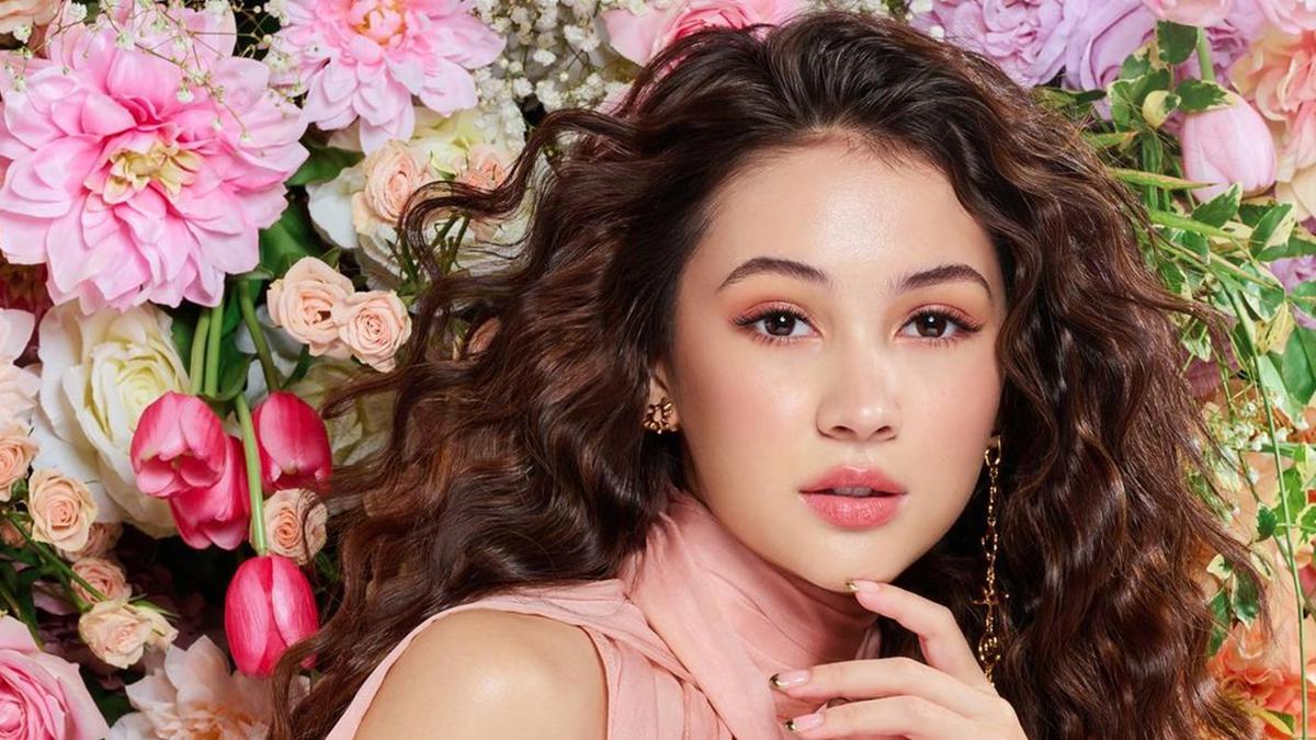 Pemotretan Sandrinna Michelle dengan Rambut Keriting, Tampil Serba Pink ...