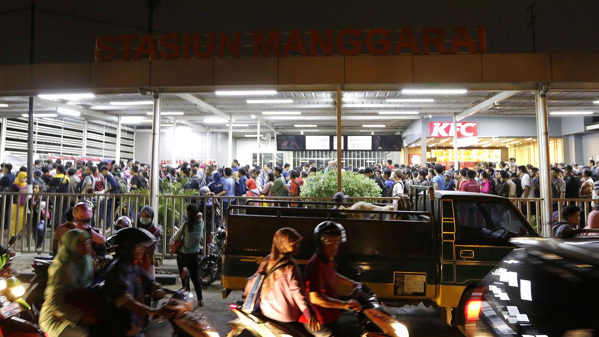 Imbas Tabrakan Kereta, Penumpang Menumpuk di Stasiun Manggarai - News ...