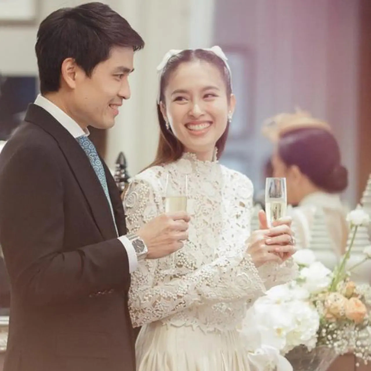 6 Potret Nong Poy Transgender Tercantik Tampil Seperti Putri di Pesta Lajangnya - Global ...