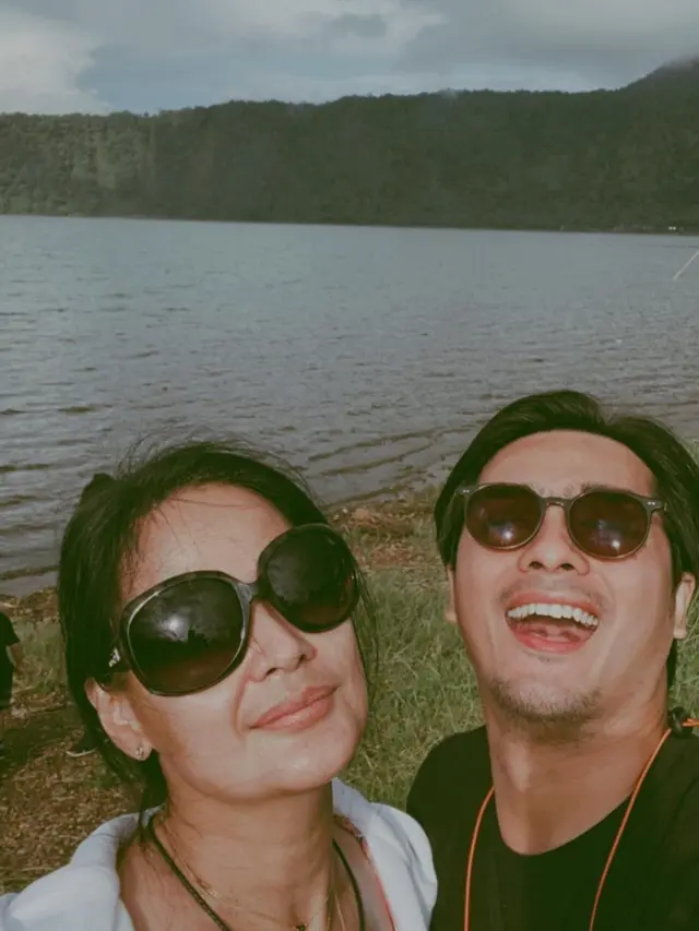 6 Potret Kebersamaan Ricky Harun dan Donna Harun, Bak Kakak Adik - Hot ...