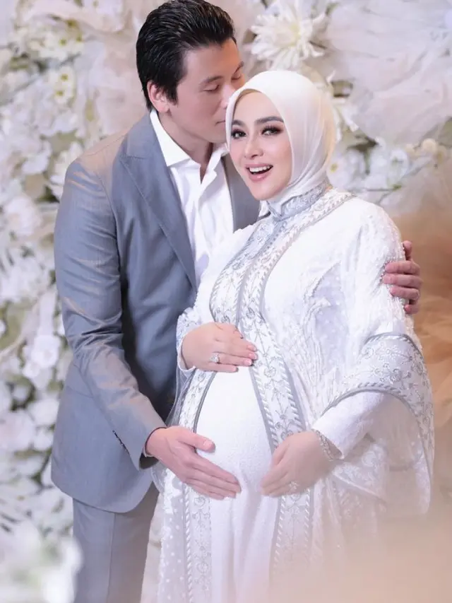 Terungkap, 6 Gaya Syahrini Pamer Baby Bump saat Hamil 7 Bulan Tampil Serba Putih dari Baju ...