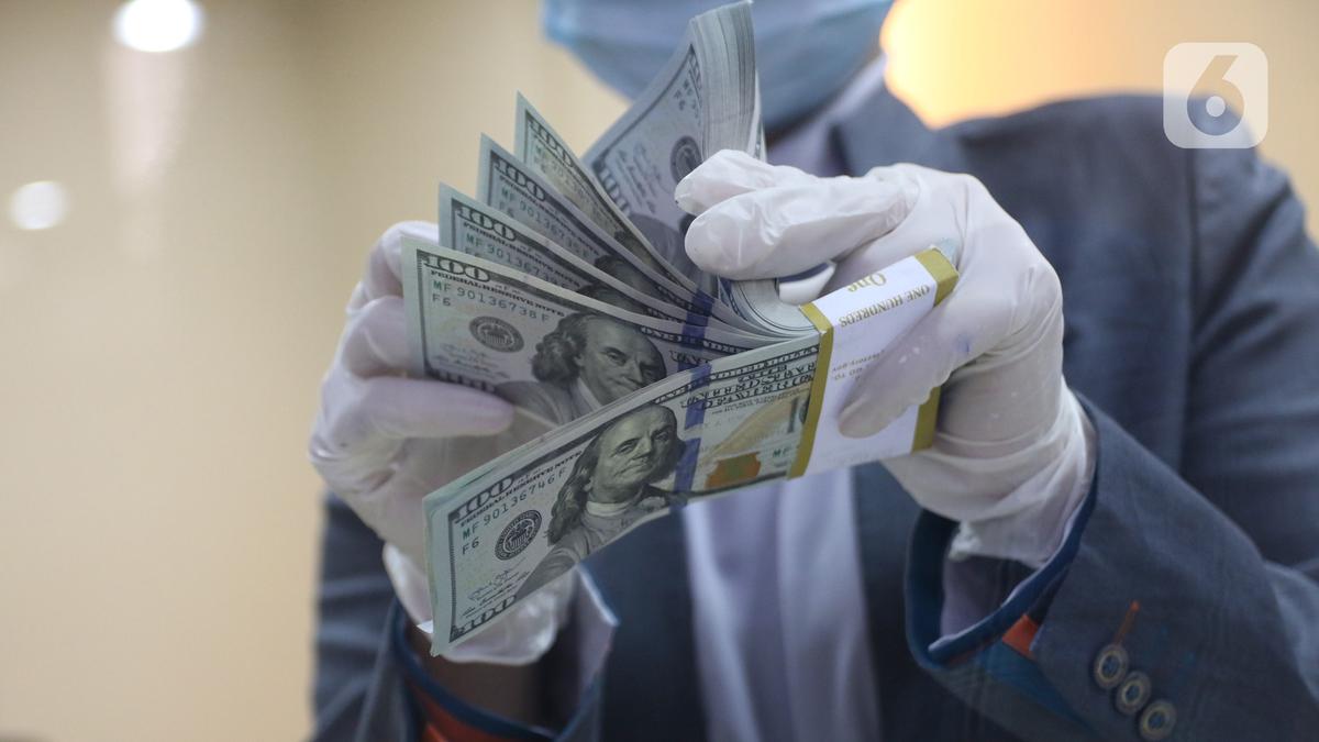 Rupiah Melemah Terhadap USD Jelang Akhir Pekan, Diramal Sentuh Level 15.027 - Bisnis Liputan6.com