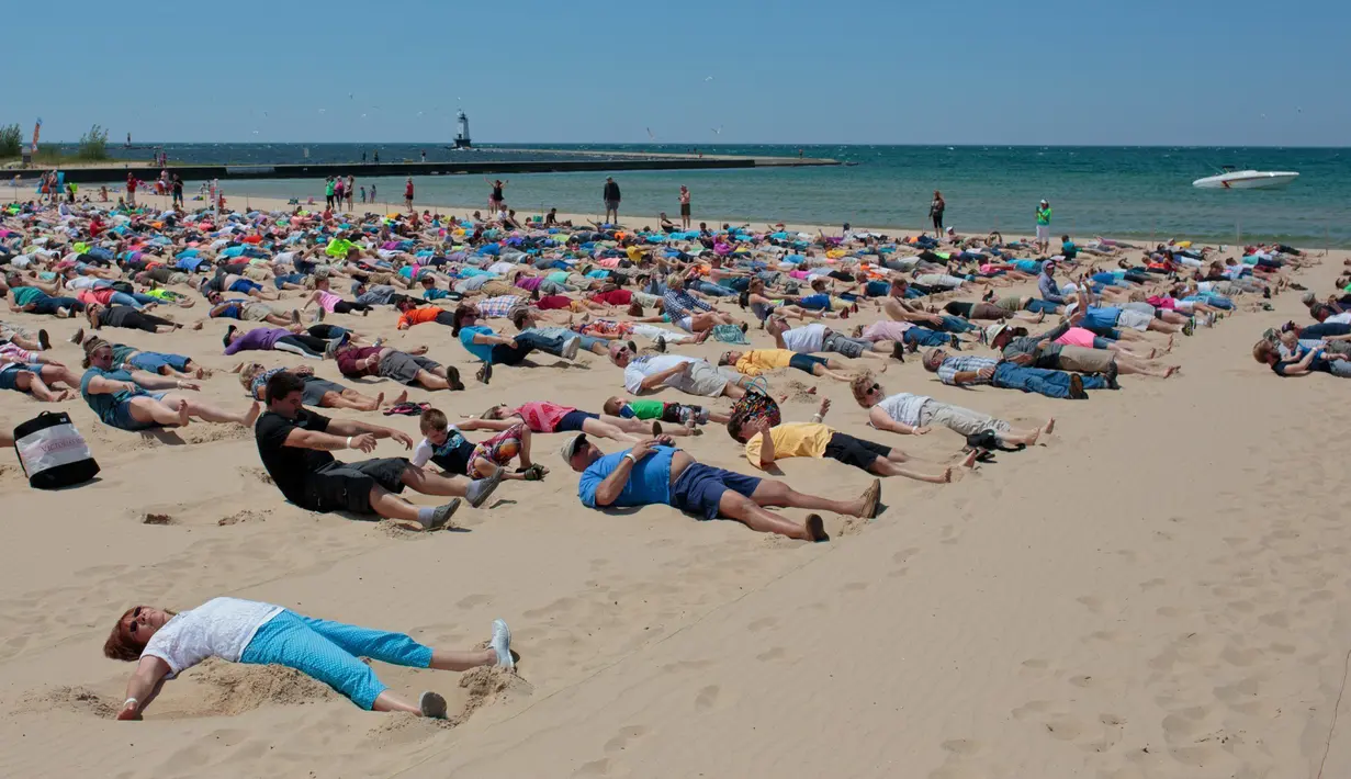1.387 Orang Pecahkan Sand Angels Terbanyak di Dunia - Foto Liputan6.com