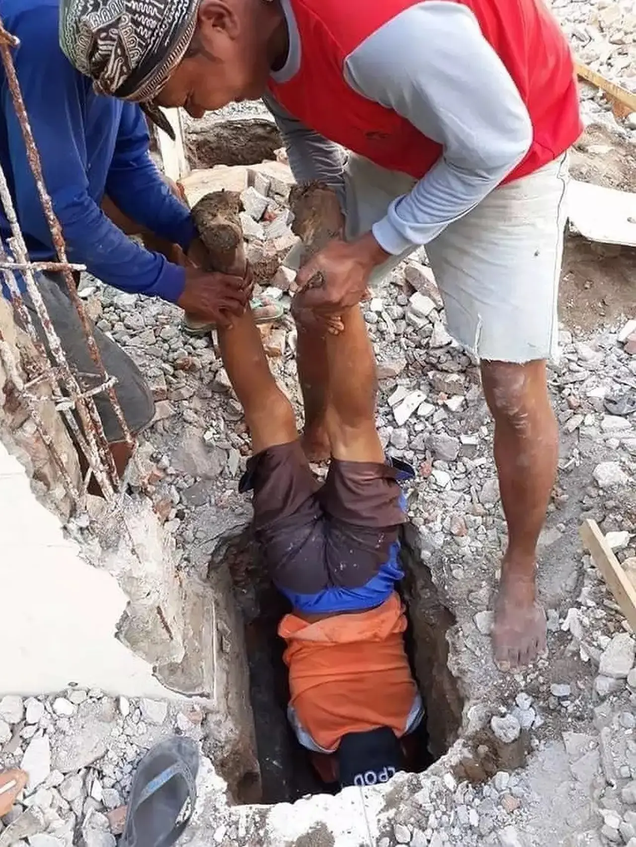 6 Potret Kuli Proyek Gotong Royong Saat Selesaikan Pekerjaan, Totalitas ...