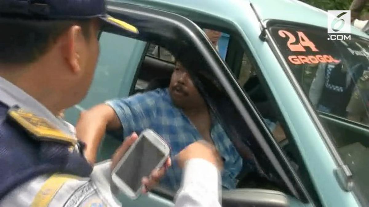 VIDEO: Penertiban Trotoar Diwarnai Cekcok Mulut - News Liputan6.com