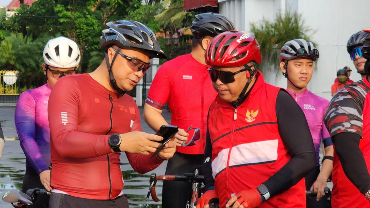 Eri Cahyadi Pasang Stiker Ganjar di Rumah Warga saat Blusukan di Gang ...