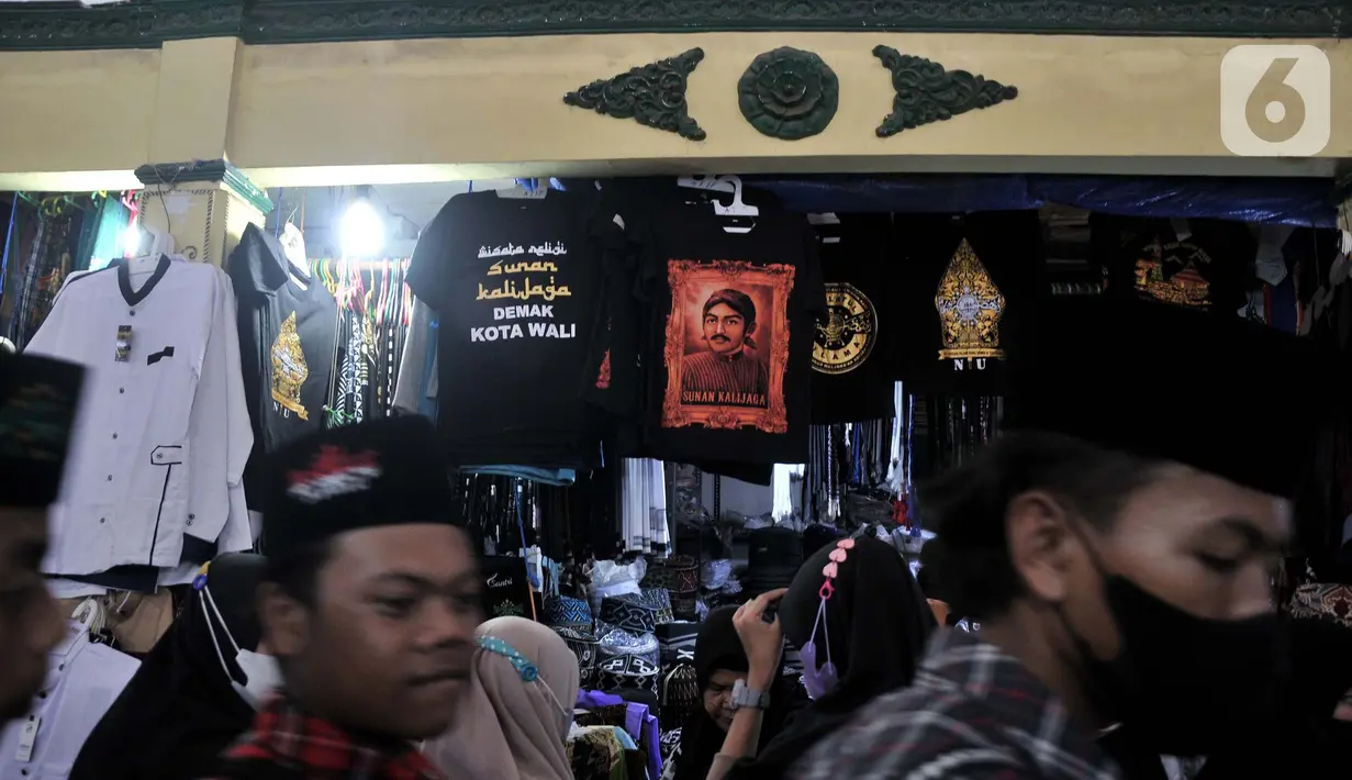 FOTO: Tradisi Ziarah di Makam Sunan Kalijaga - Foto Liputan6.com