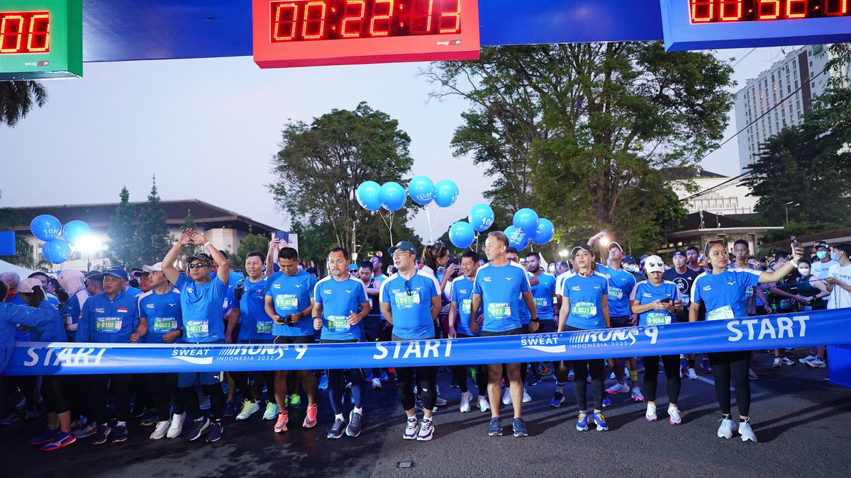 Ribuan Pelari Birukan Kota Bandung Saat Ikuti Pocari Sweat Run ...