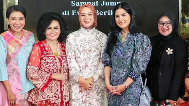 Potret Annisa Pohan Padankan Batik dengan Aksesori Rilisan Rumah Mode ...