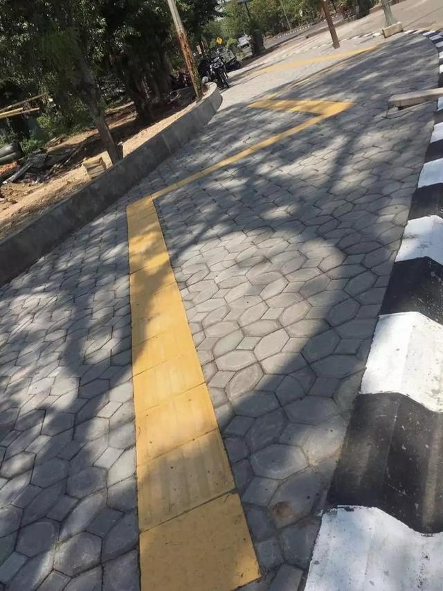 7 Potret Bentuk Jalan Nyeleneh Ini Bikin Orang yang Lewat Heran