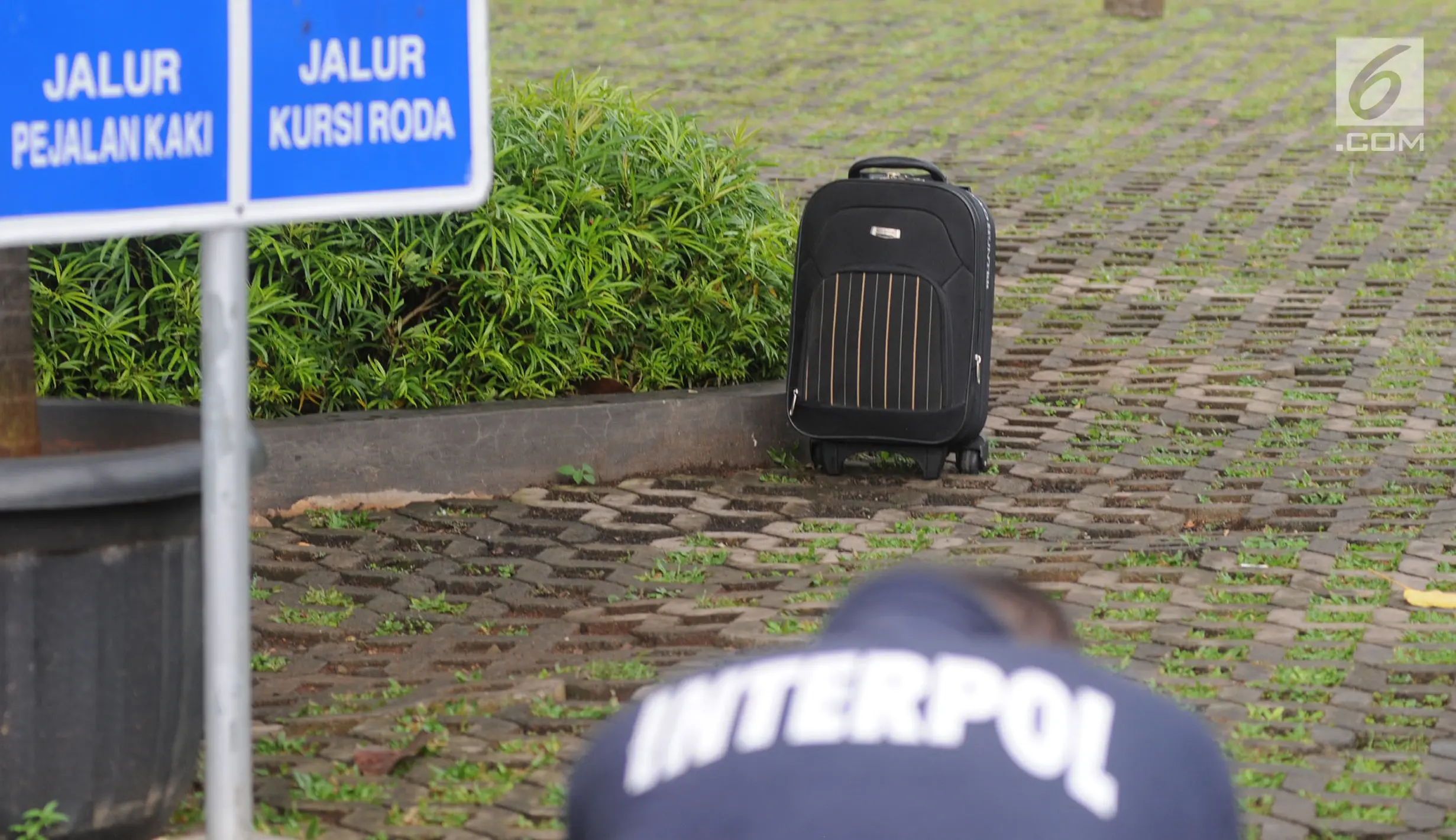 FOTO: Wujud Koper Hitam Mencurigakan di Depan Gedung KPK - Foto ...