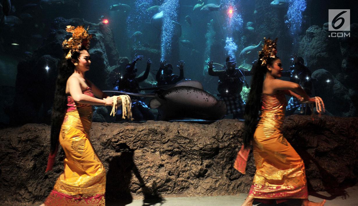 FOTO: Libur Nyepi, Barongan Bawah Air Hibur Pengunjung Sea World Ancol ...