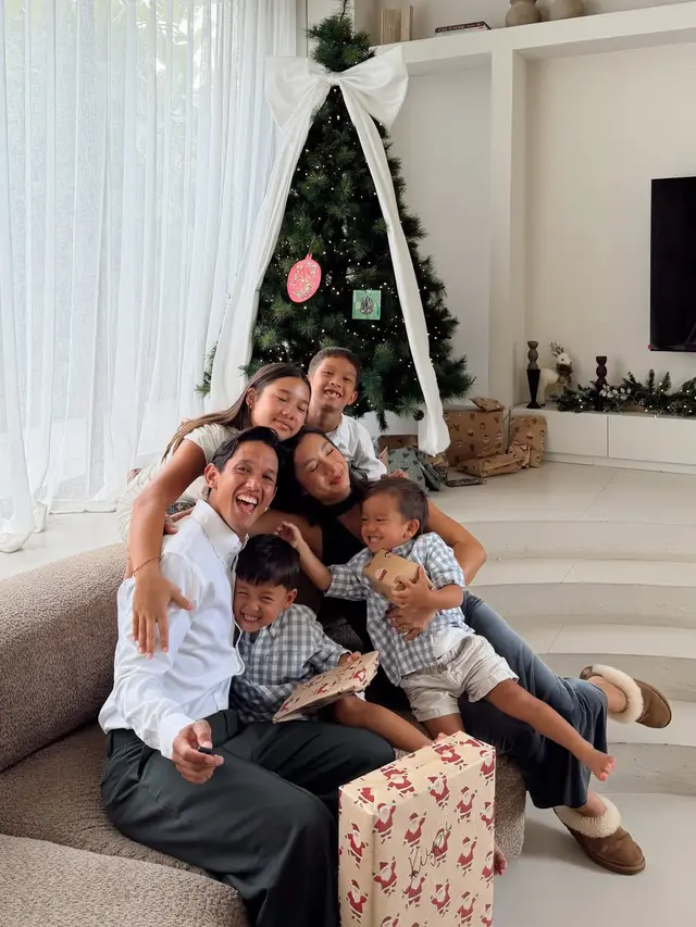 Potret 6 Keluarga Artis Beda Keyakinan Rayakan Natal 2025, Penuh ...