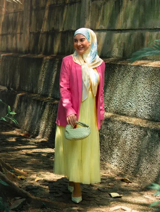 FOTO: OOTD Irish Bella dengan Busana Colorful, Tampil Stylish - Foto ...