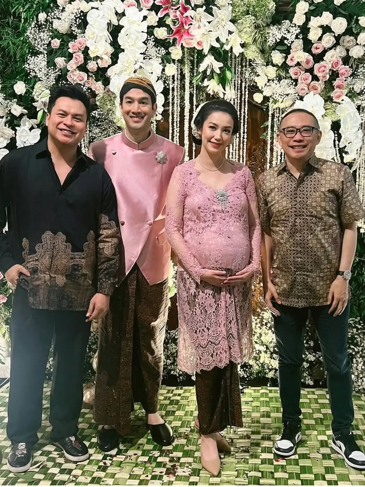 Velove Vexia Melahirkan di Usia 34 Tahun, Unggah Potret Perdana Anak ...