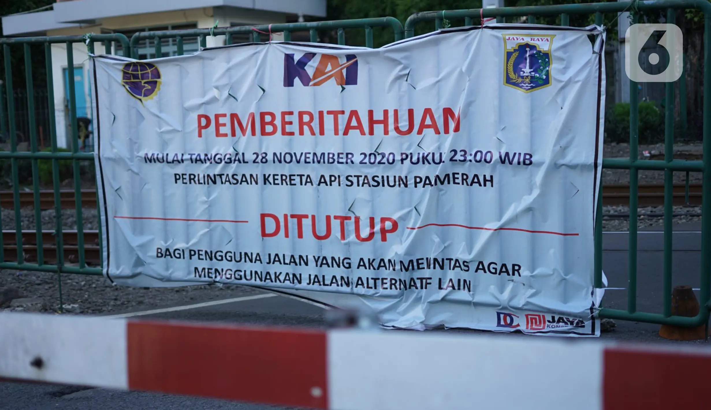 FOTO: Perlintasan KA Sebidang di Palmerah Ditutup Permanen - Foto Liputan6.com