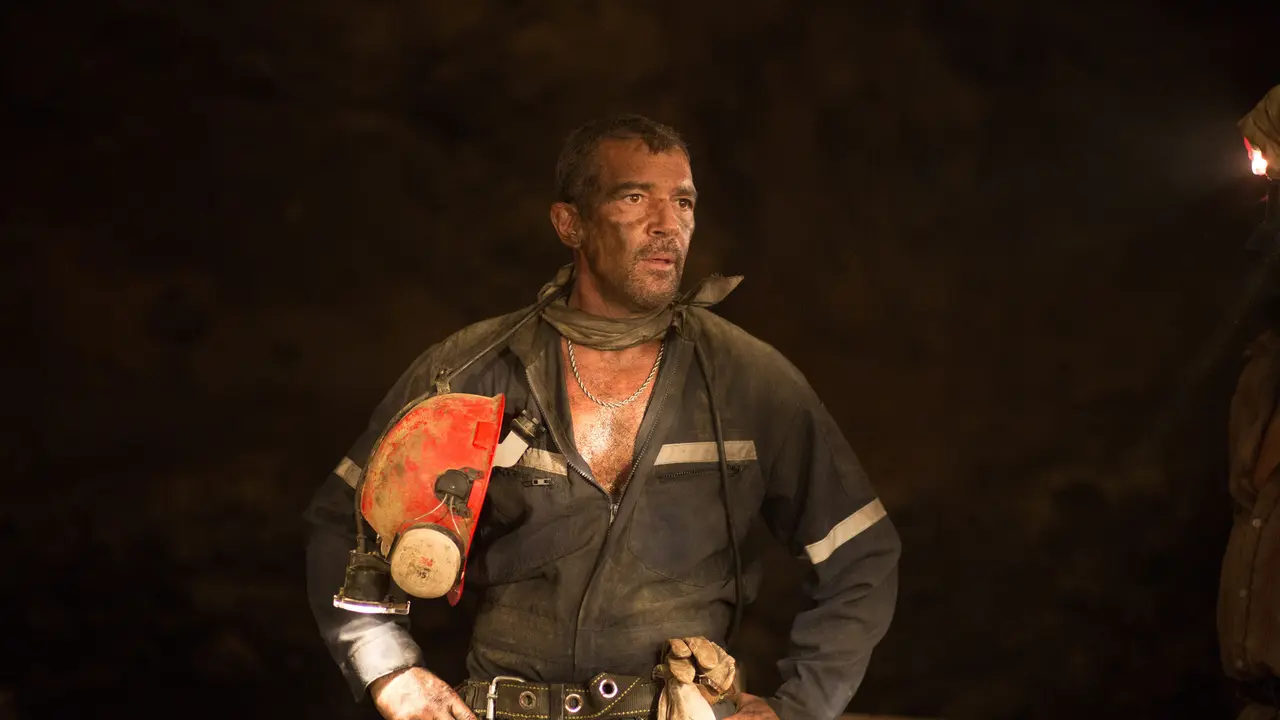 Sinopsis The 33, Kisah Asli 33 Penambang yang Terjebak - ShowBiz Liputan6.com