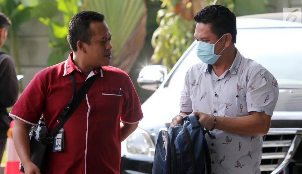 FOTO: Tiba di KPK, Kepala Kantor Imigrasi Mataram Kenakan Masker - Foto ...
