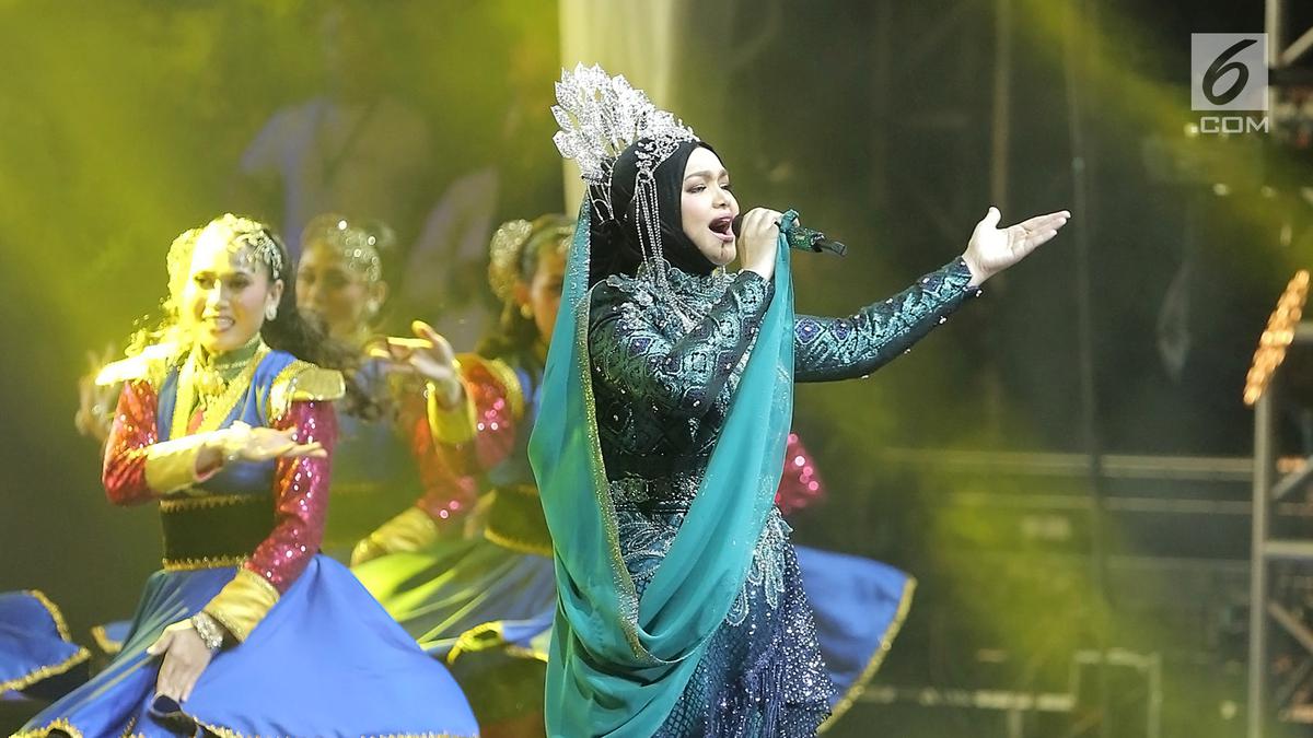 FOTO: Siti Nurhaliza Tampil Memukau Saat Konser di Jakarta - Foto Liputan6.com