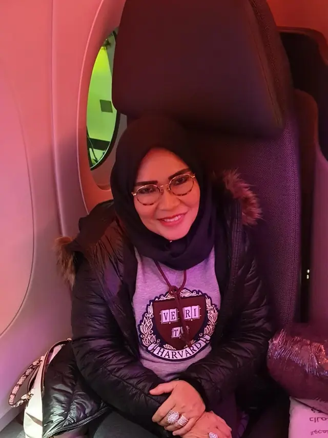 Kerap Jadi Sorotan, Ini 6 Gaya Glamor Umi Kalsum Ibunda Ayu Ting Ting - Hot Liputan6.com