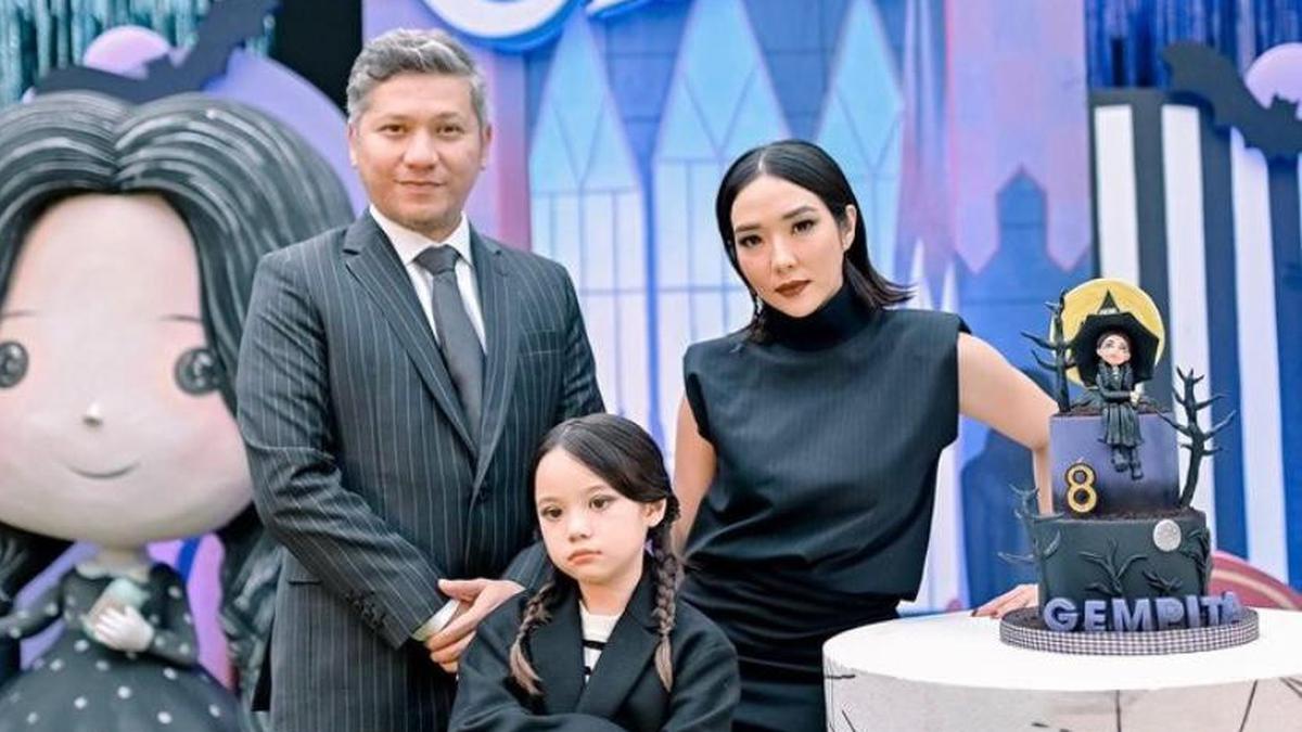 6 Potret Kompak Gading, Gisel dan Gempi Berdandan ala Wednesday Addams dengan Outfit Serba Hitam ...
