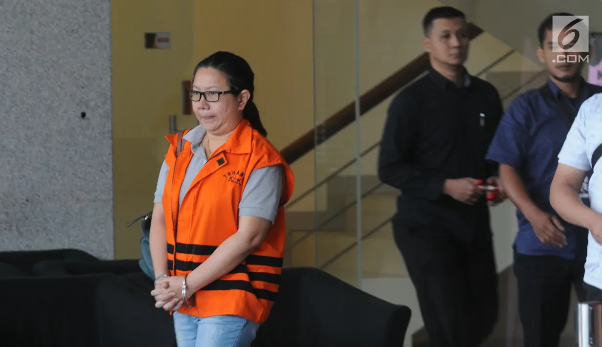 FOTO: Ekspresi Dua Tersangka Kasus Suap Imigrasi Mataram Usai Diperiksa KPK - Foto Liputan6.com