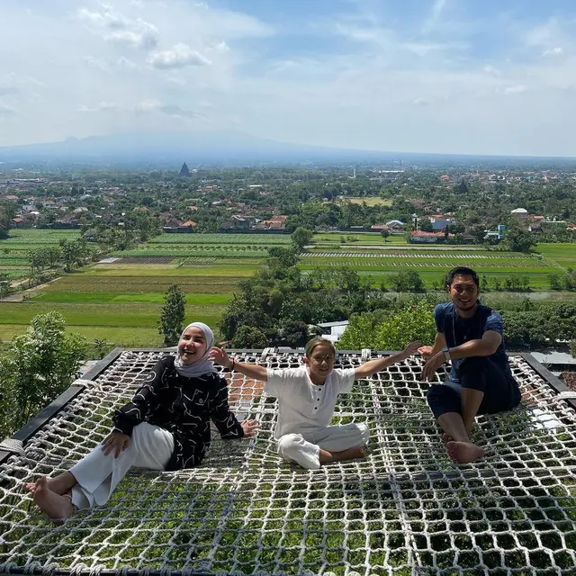 7 Potret Liburan Keluarga Ferry Ardiansyah di Jogja, Kunjungi Wisata ...