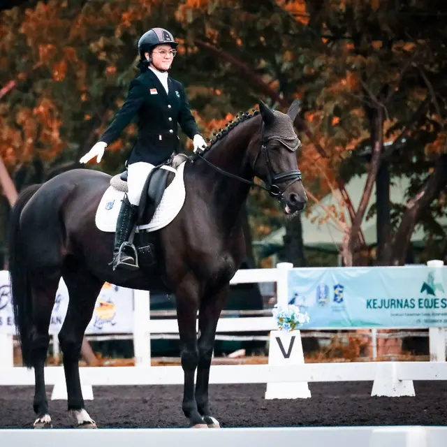 Sabet Medali Perak Kejurnas Equestrian, Claresta Amantha Kamsari ...