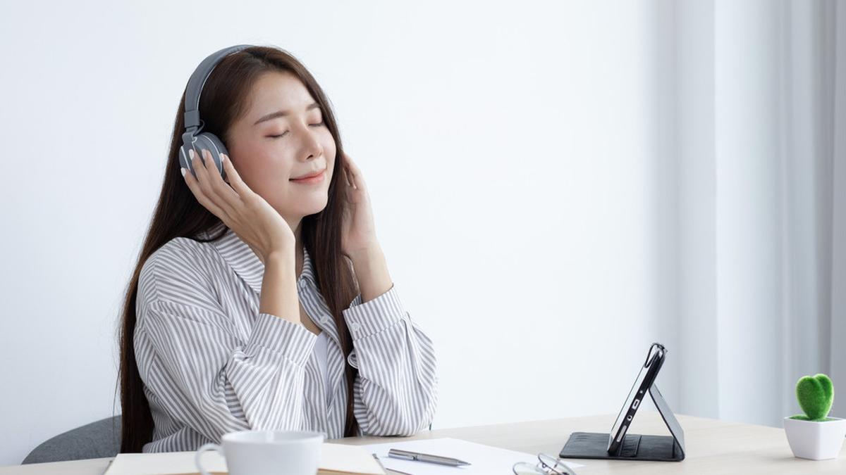 7 Manfaat Mendengarkan Musik saat Bekerja, Tak Hanya Bersemangat ...