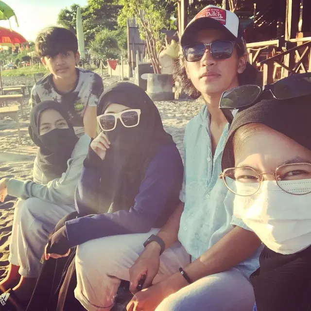 7 Potret Adiba Khanza dengan Ketiga Adiknya, Selalu Kompak - Hot Liputan6.com