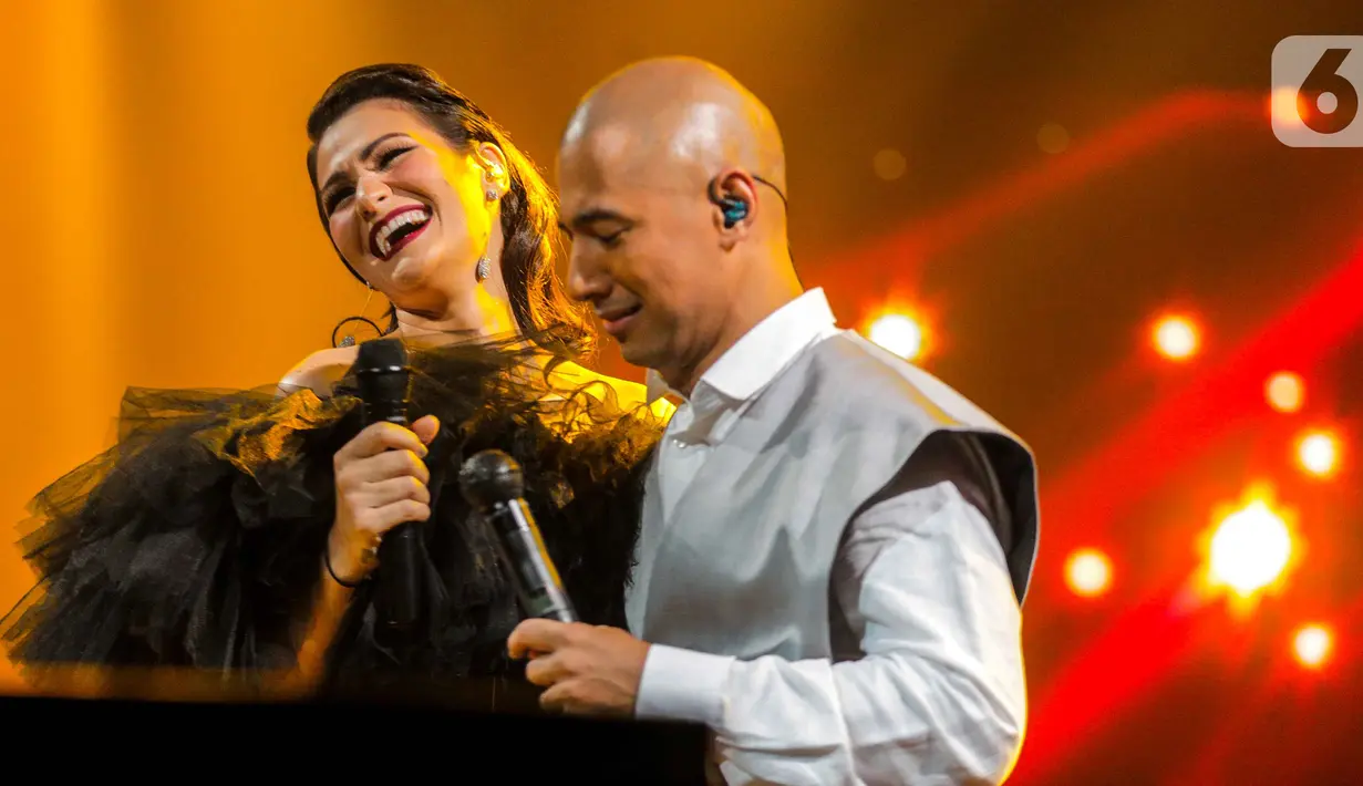 FOTO: Duet Romantis Marcell dan Istri di Konser 17 Tahun Berkarya ...